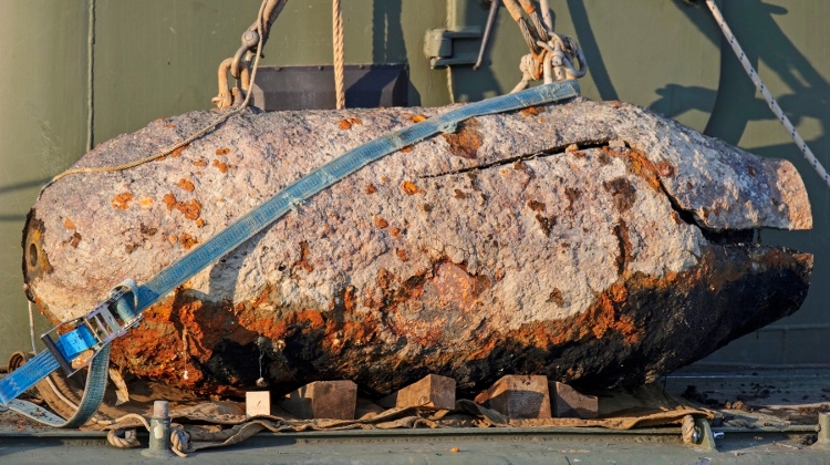 WW2 Bombs In Danube Defused In Budapest - XpatLoop.com