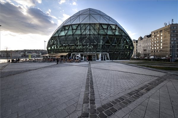 Iconic 'Whale' Building in Budapest to be Renewed - XpatLoop.com