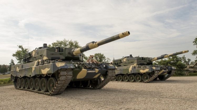 Video: Hungary Takes Delivery Of Leopard Battle Tanks - XpatLoop.com