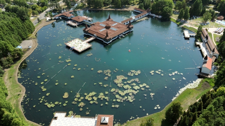 Many Bathers Back At Hévíz Thermal Lake - XpatLoop.com