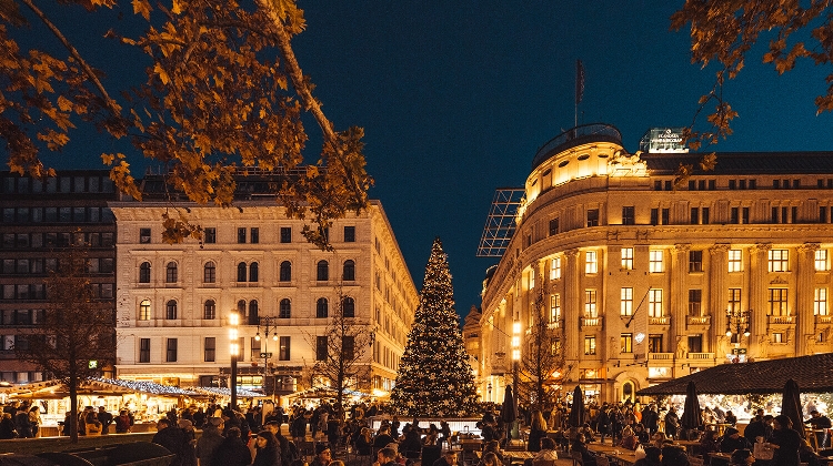 Watch: Xmas Fair @ Vörösmarty Tér Budapest - XpatLoop.com