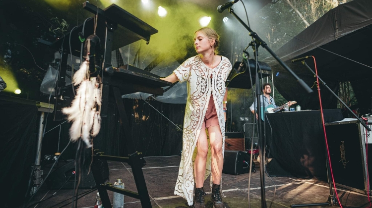 Hungarian Singer Deva Wins Music Moves Europe Award - XpatLoop.com