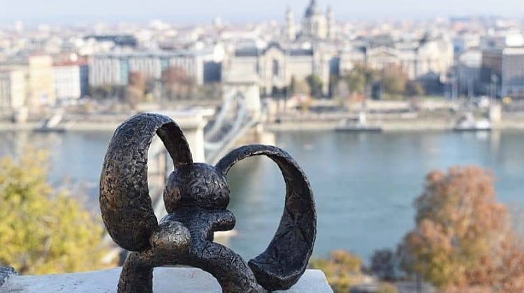 Budapest Photos: Special Hidden Mini Statues - XpatLoop.com