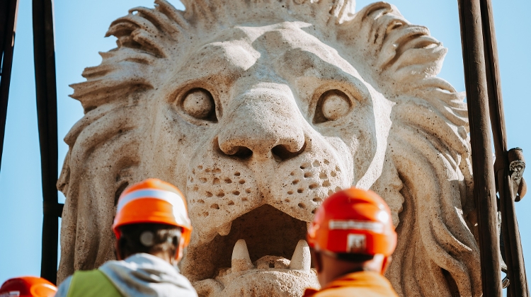 Photos: Iconic Stone Lions Restored to Budapest Chain Bridge - XpatLoop.com