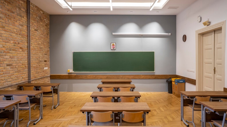 CSR: Another Classroom Refurbished in Budapest by B+N Referencia ...