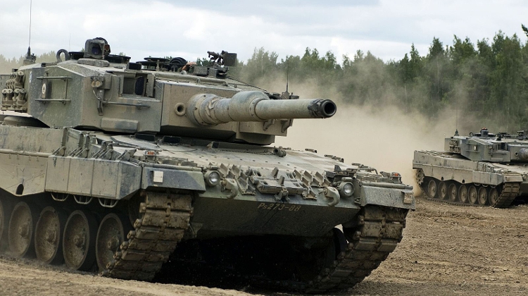 Watch: Leopard 2 Tanks Seen Perform Military Drills in Hungary ...