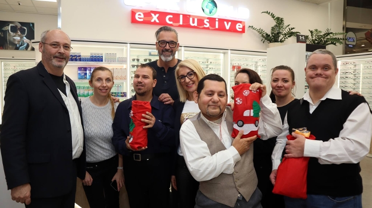 Optic World Exclusive Assists With Eye Tests & Provides Free Glasses ...