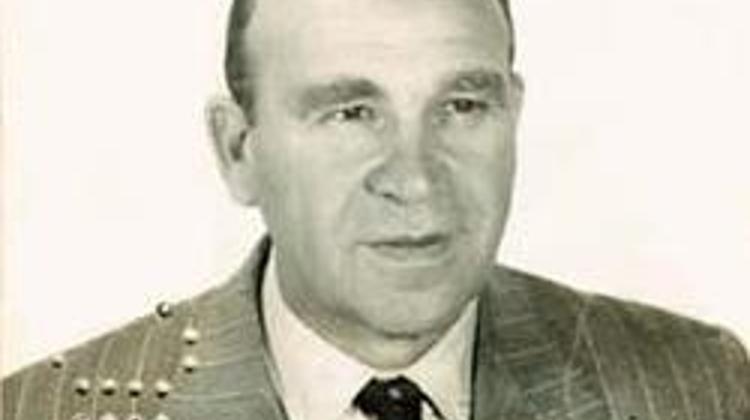 Statue Of Benfica’s Hungarian Star Coach Unveiled - XpatLoop.com