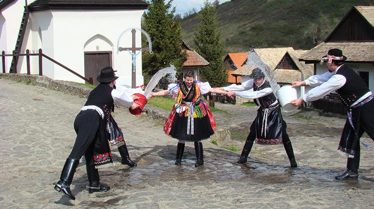 Video: Hungary Celebrates Easter With Special Sprinkling Tradition ...