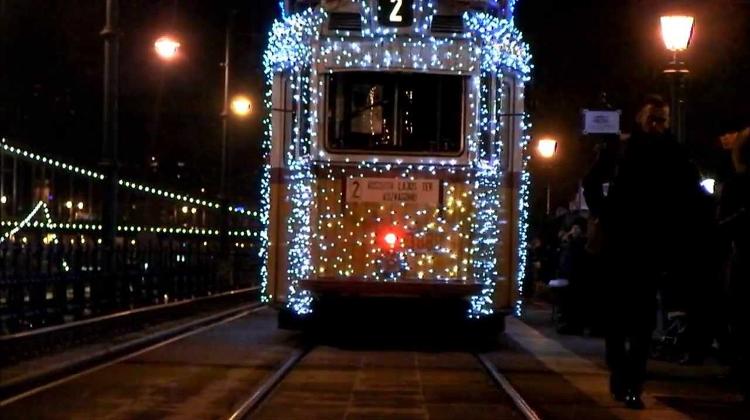 Video: Christmas Tram In Budapest During Festive Season - XpatLoop.com